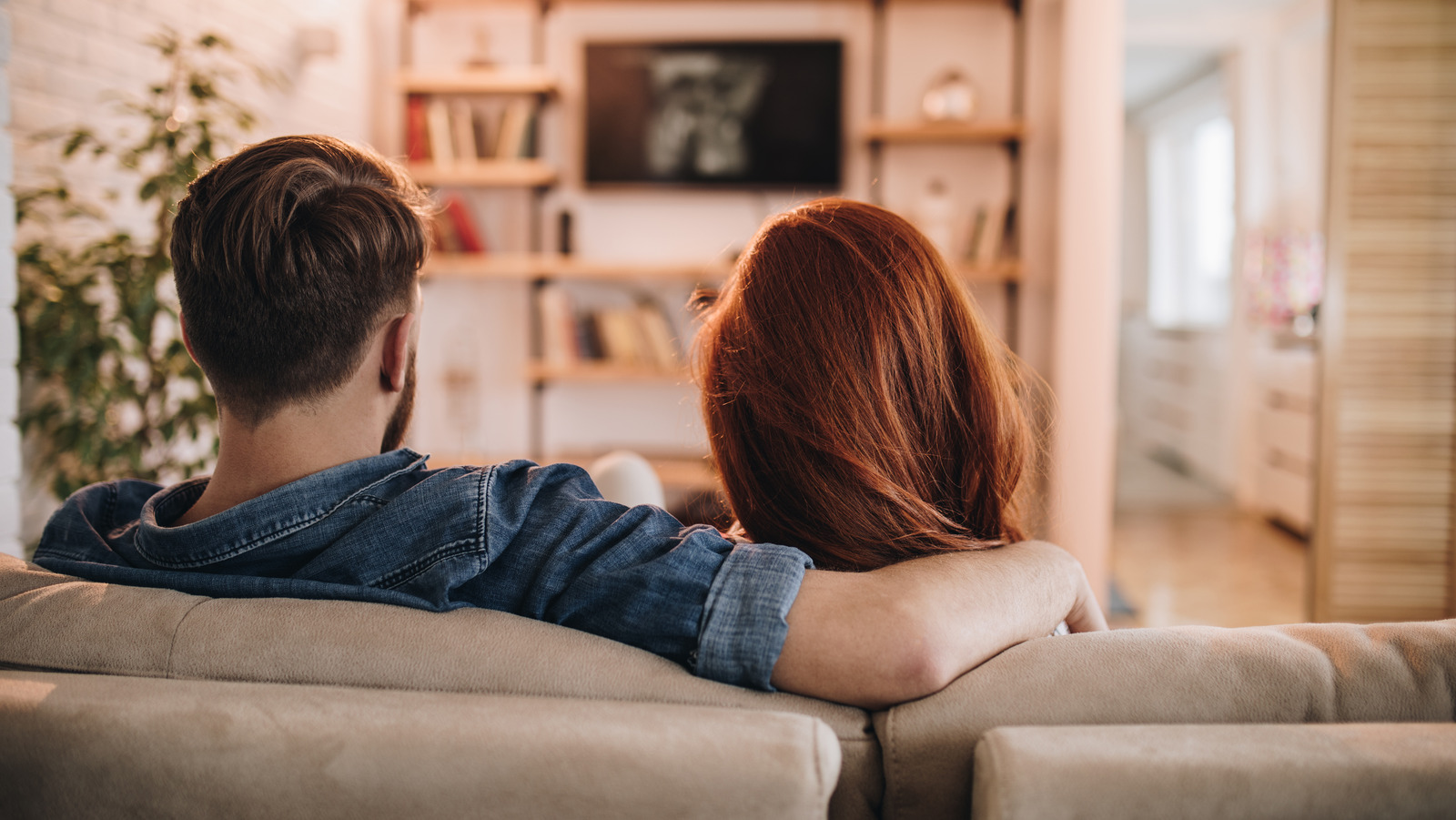 3 Things To Consider Before Inviting The Person You're Seeing Over For ...