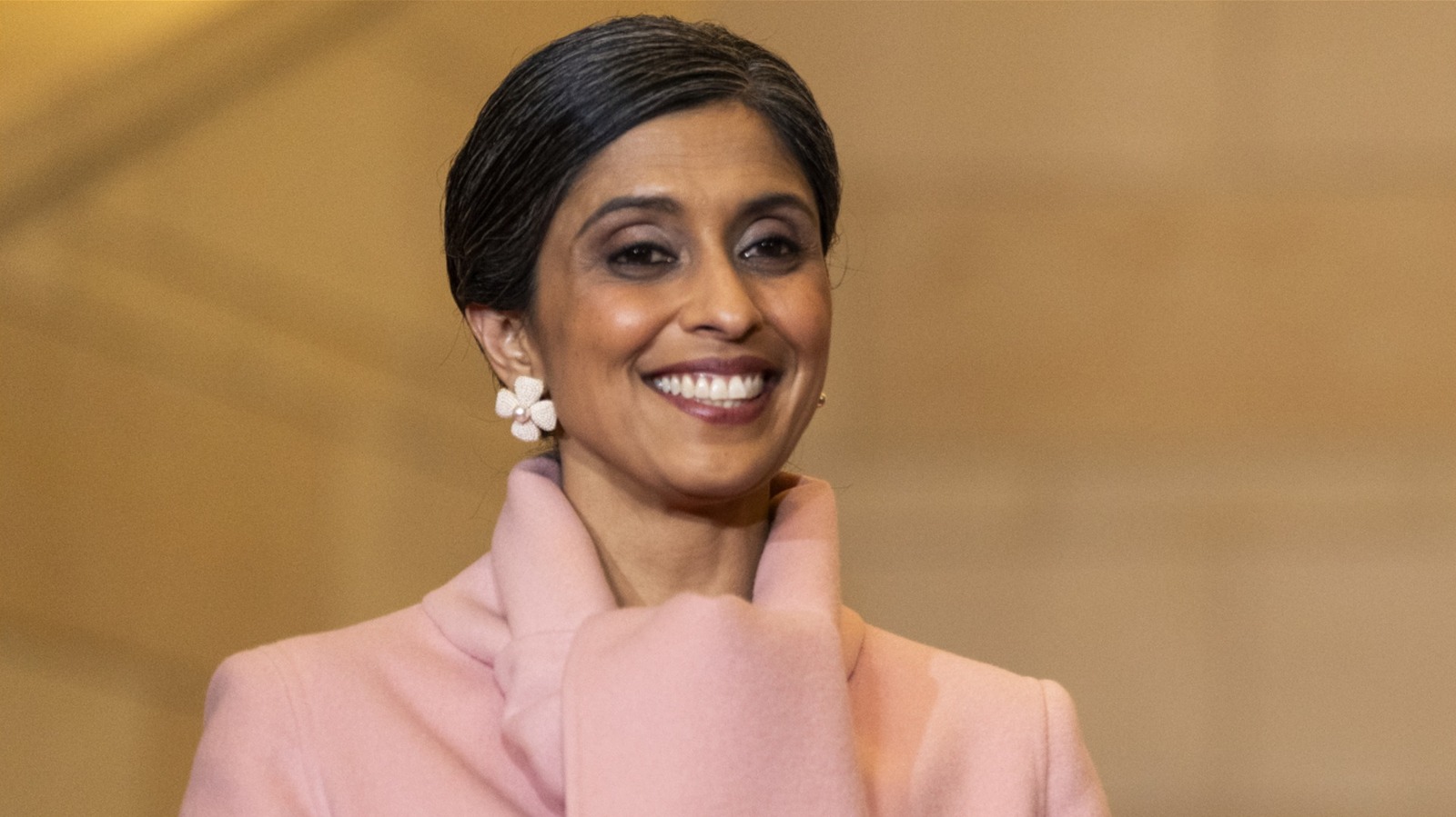 8 Usha Vance Outfits That Showed Off Her Killer Legs