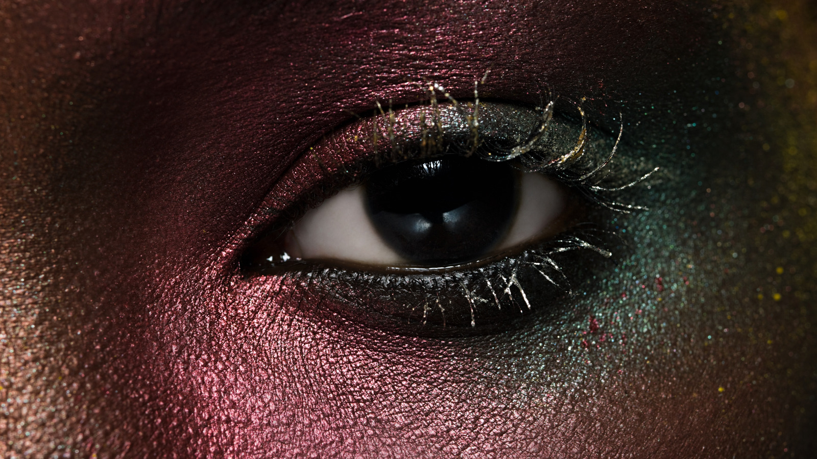 Makeup Tricks That Will Highlight Your Eye Color For A Standout Stare