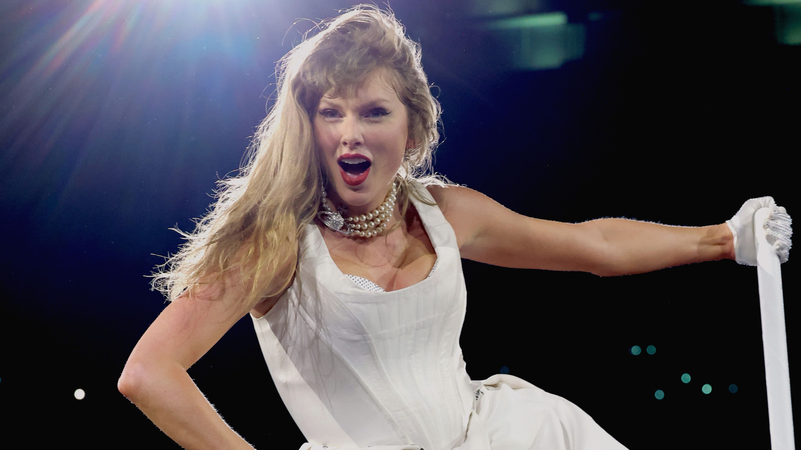 Taylor Swift Loved The Audiobook Of This Bestselling Thriller On Tour