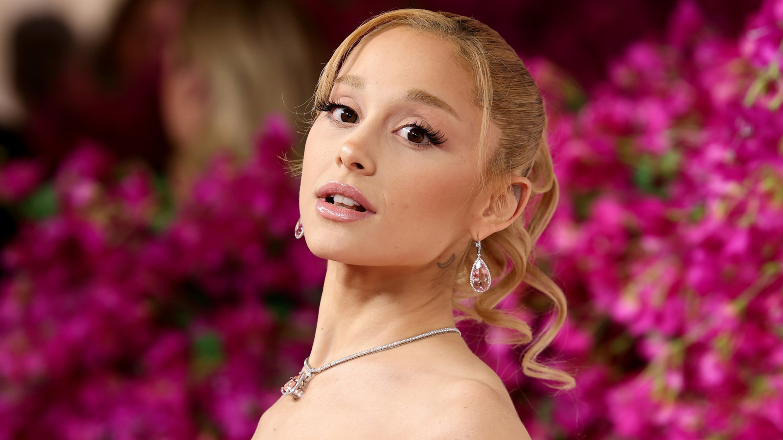 The Red Flags In Ariana Grande & Ethan Slater's Relationship We Just ...