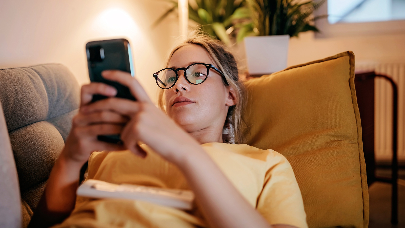 Your Guide To Managing Social Burnout Without Going Full Hermit